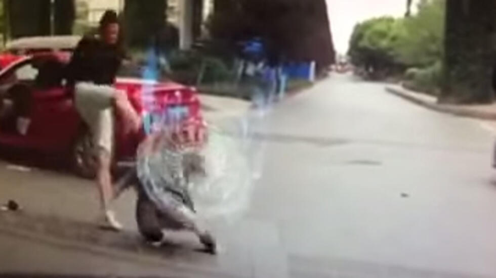 Angry driver beats up woman in China – Internet users cheer