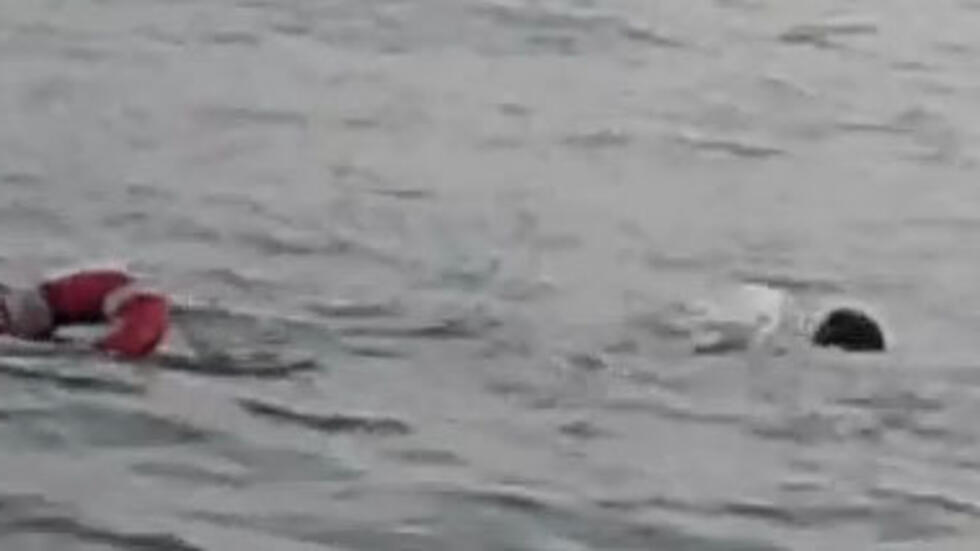 Man rescues drowning woman, then she saves him