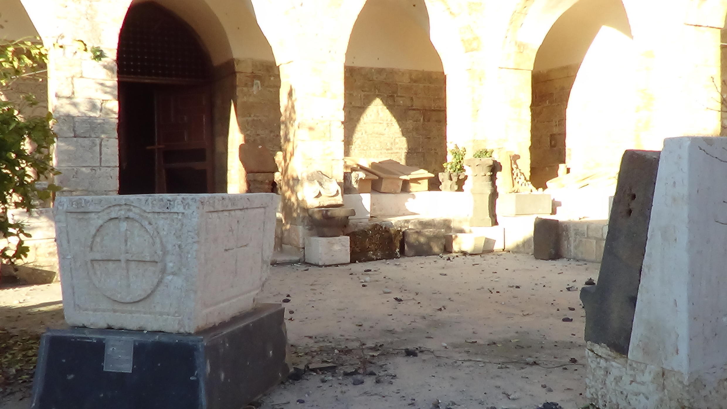 La statue du poète syrien Abou Ala al-Maari décapitée par les djihadistes