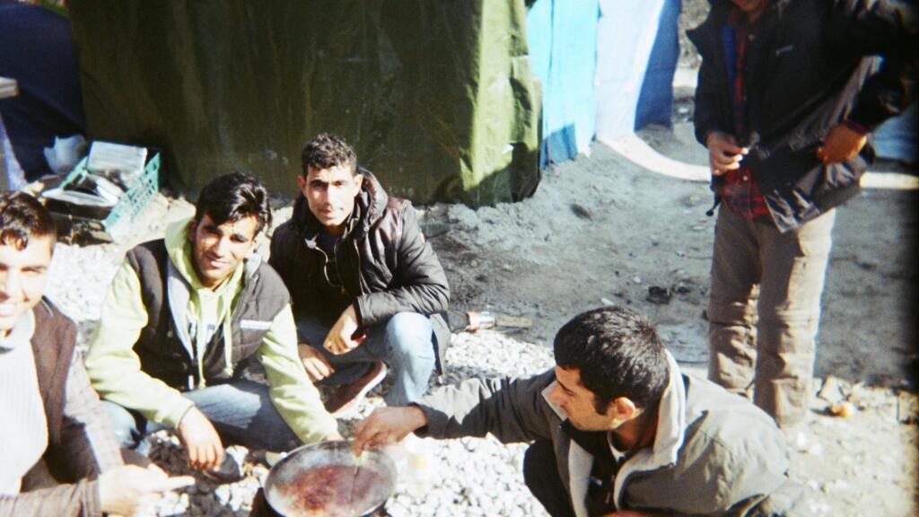 À Calais, des réfugiés derrière l’objectif pour photographier leur ...