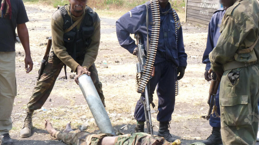 Congolese soldiers desecrate rebel corpses