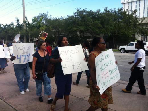 Les "47 % d’assistés" montrés du doigt par Romney manifestent à Miami ...