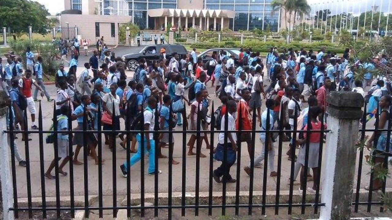 En images: les lycéens gabonais manifestent pour retourner en classe ...