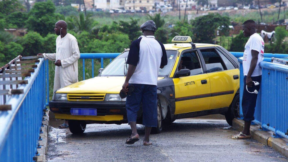 Insolite : un taxi emprunte un pont pour piéton à Dakar