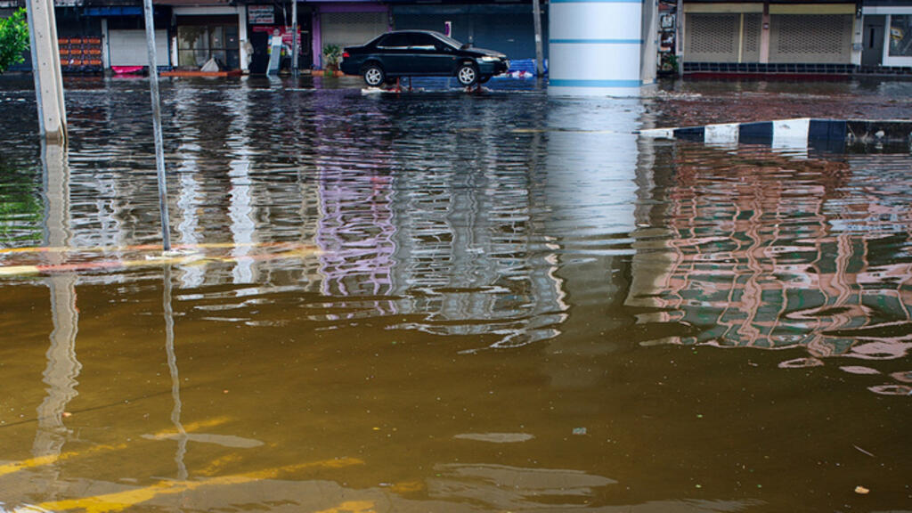 Bangkok fights fetid floodwaters with thousands of purifying balls ...