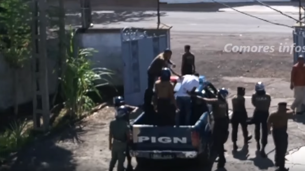 Gendarmes in Comoros open fire in a high school