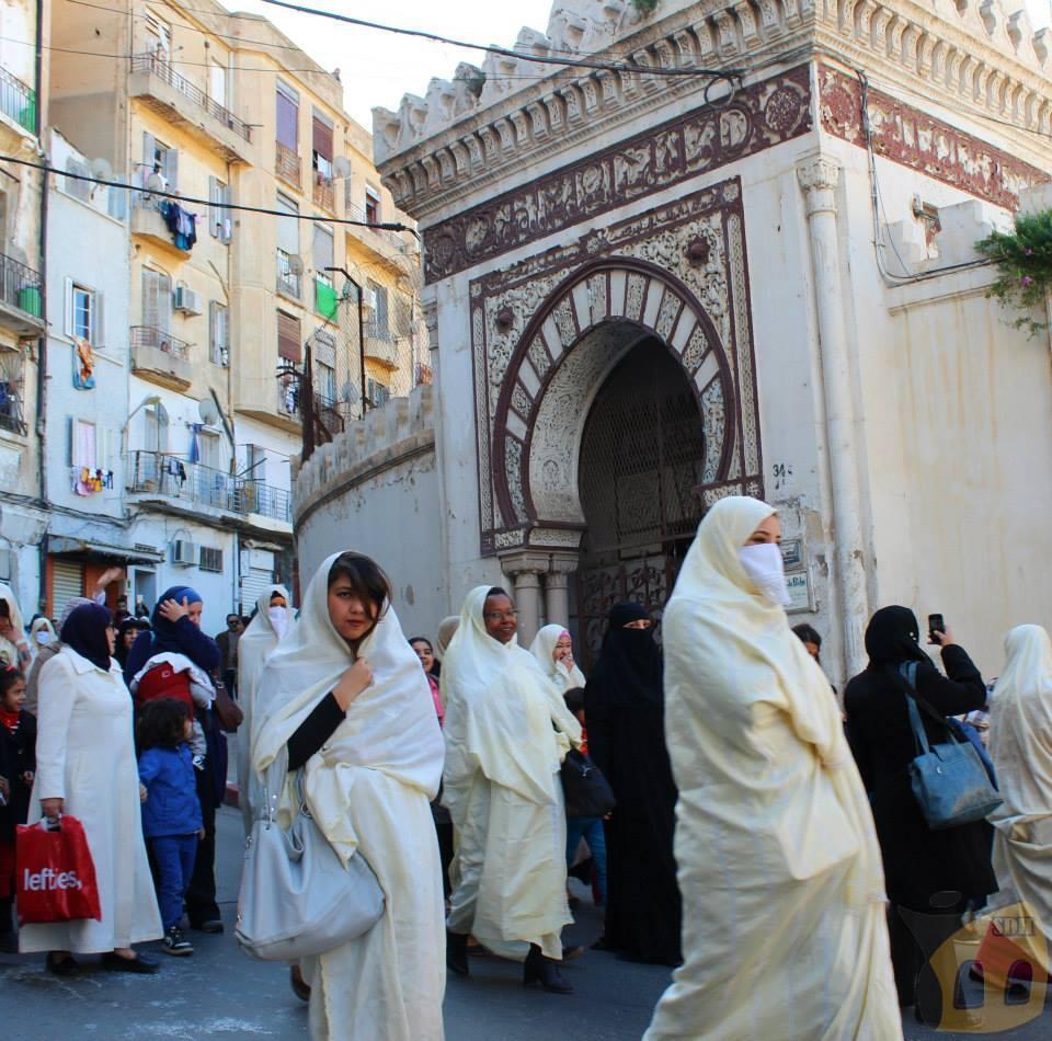 Algerian women take to streets to bring back traditional veil