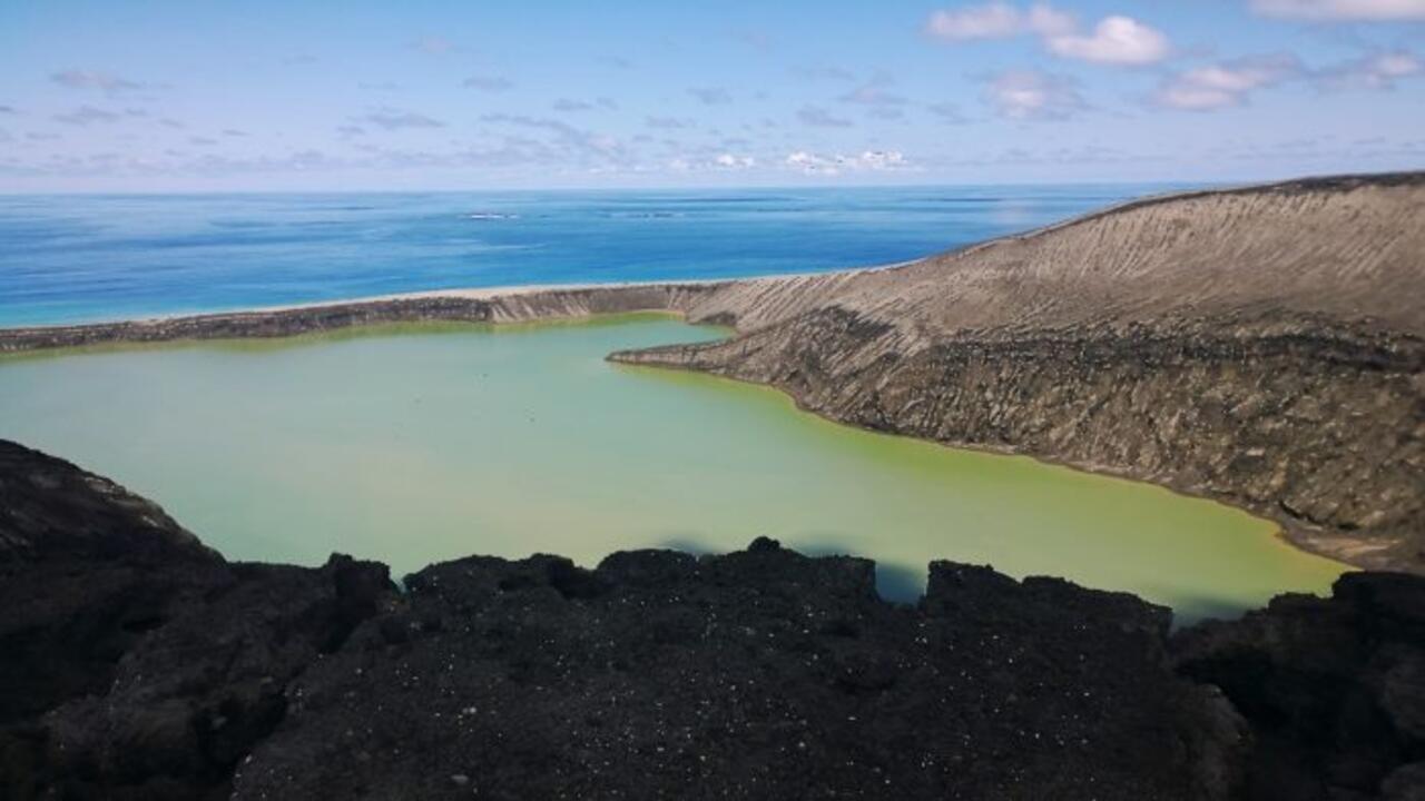 Premières images d’une nouvelle île volcanique aux Tonga