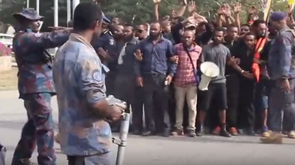 En Papouasie, les étudiants dénoncent la corruption, la police leur ...