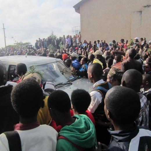 En images : marée humaine à Bujumbura pour la libération de Bob Rugurika